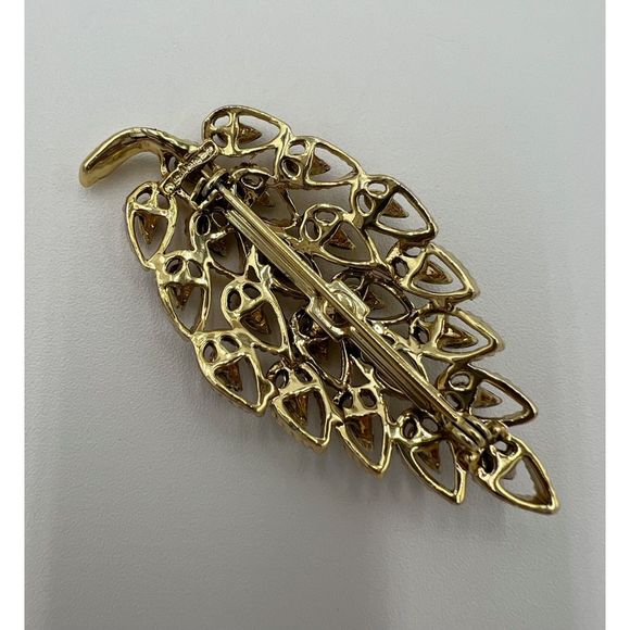 Gerry'S | Jewelry | Vintage Gerrys Gold Tone And Black Brooch Textured Gold Leaf Design Signed ...